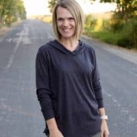 Easy and downloadable hoodie sewing pattern.