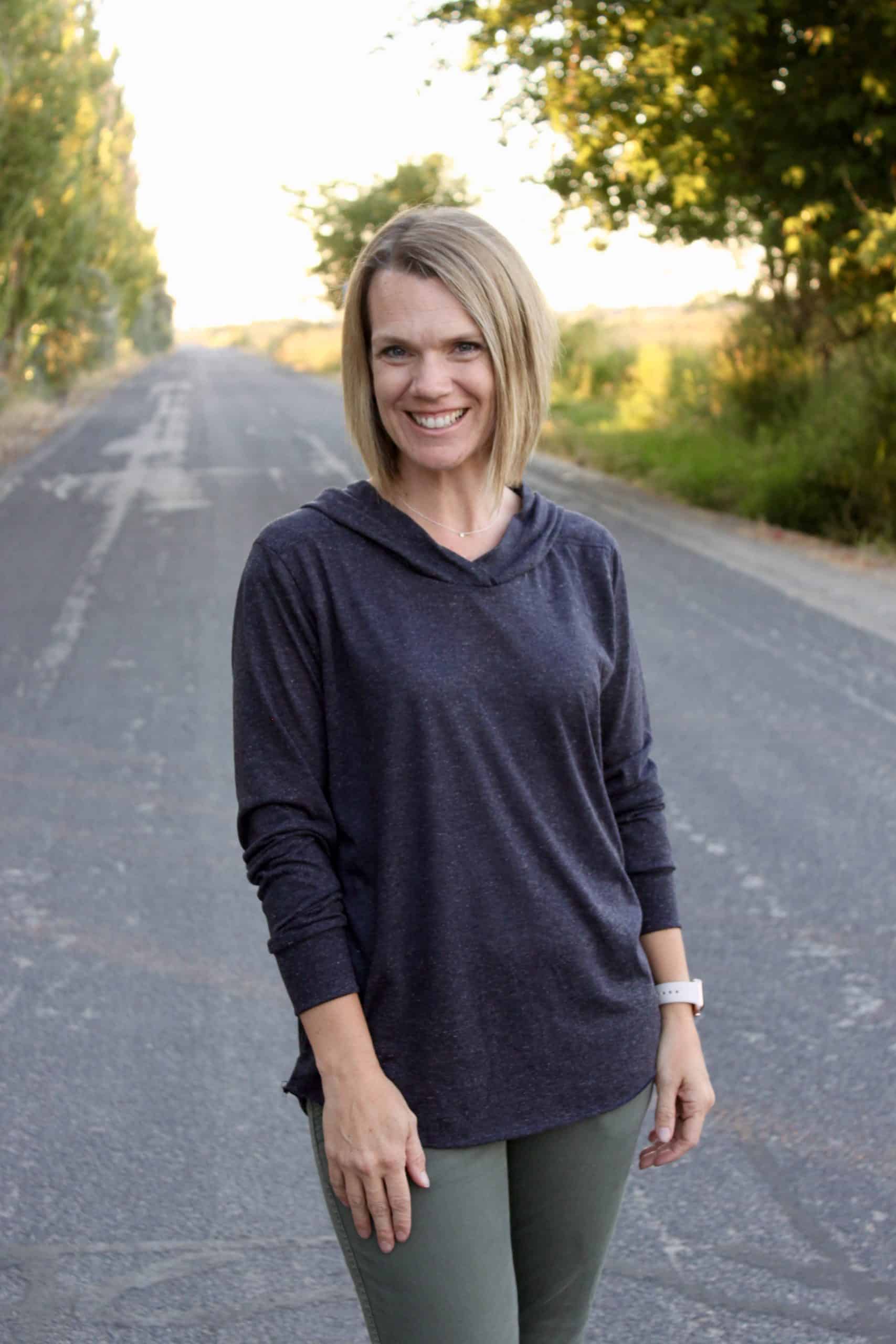 Easy and downloadable hoodie sewing pattern.